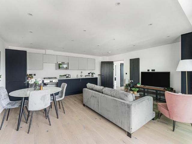 3 bedroom flat for sale