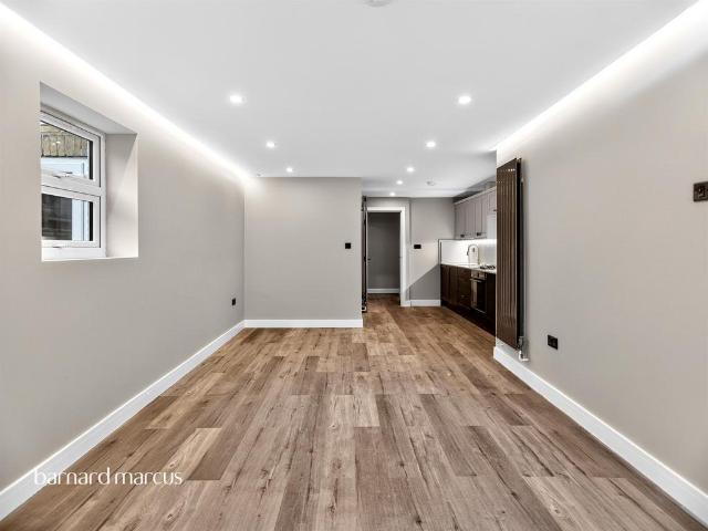 3 bedroom flat for sale