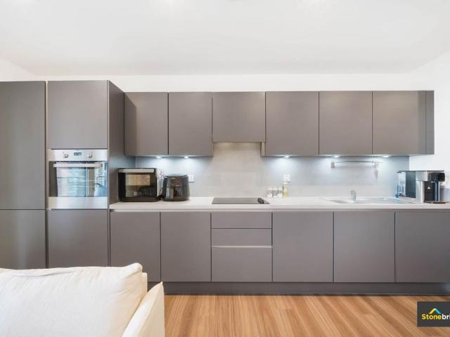 3 bedroom flat for sale