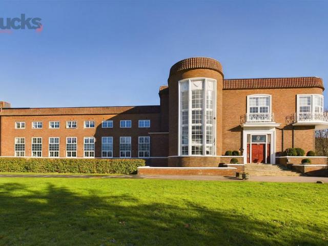 3 bedroom flat for sale