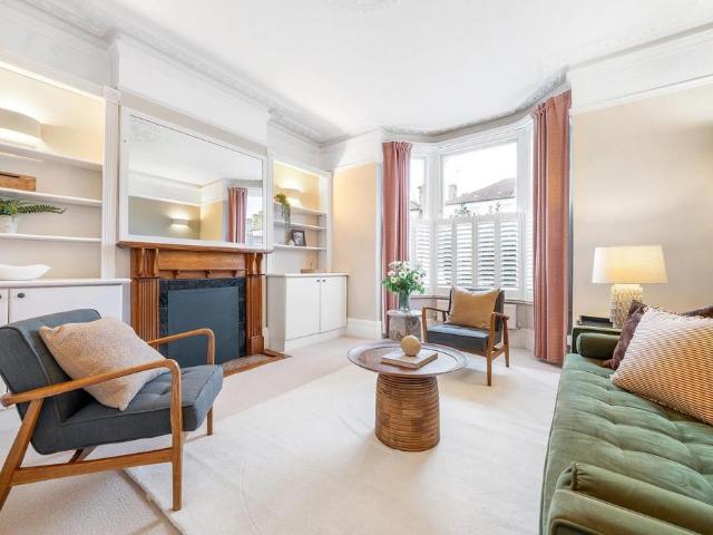 3 bedroom flat for sale