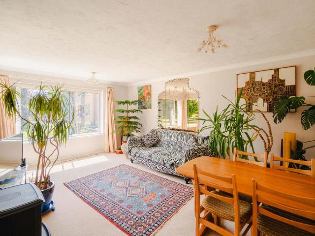 3 bedroom flat for sale