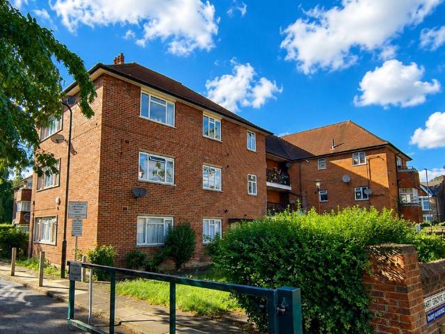 3 bedroom flat for sale