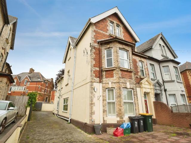 3 bedroom flat for sale