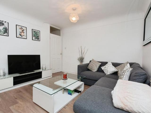 3 bedroom flat for sale