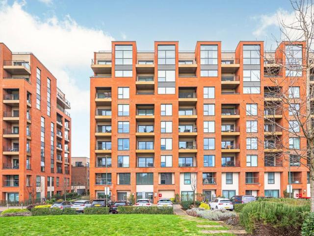 3 bedroom flat for sale