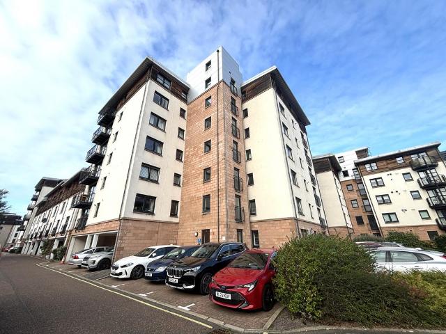3 bedroom flat for sale
