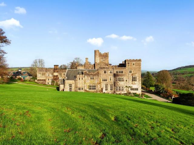 3 bedroom flat for sale