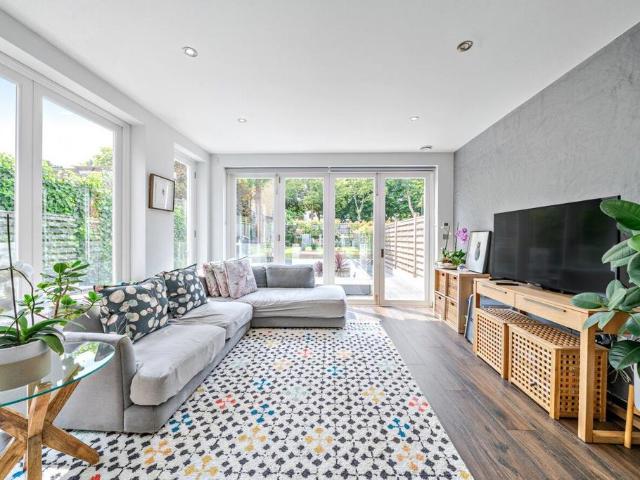 3 bedroom flat for sale