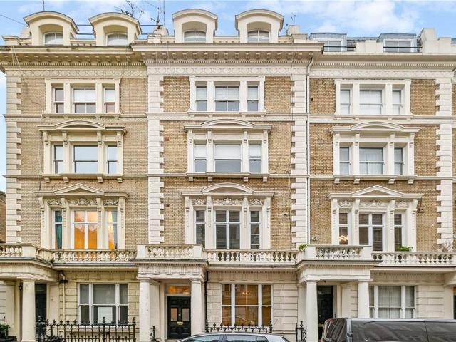 3 bedroom flat for sale