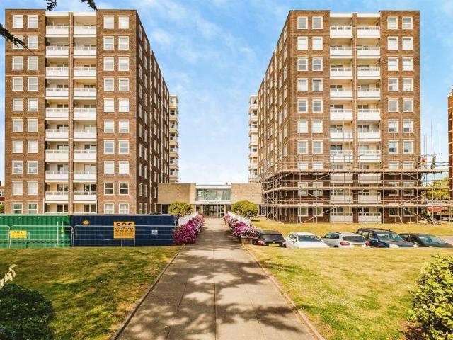 3 bedroom flat for sale
