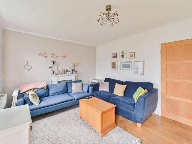 3 bedroom flat for sale