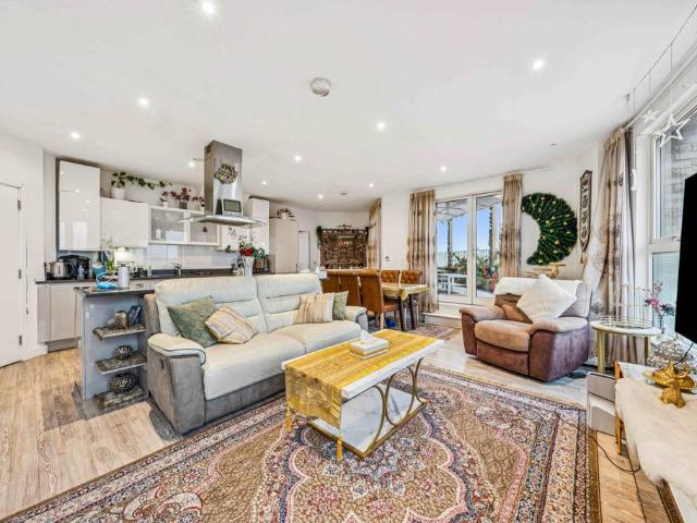 3 bedroom flat for sale