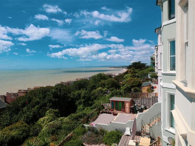 3 bedroom flat for sale