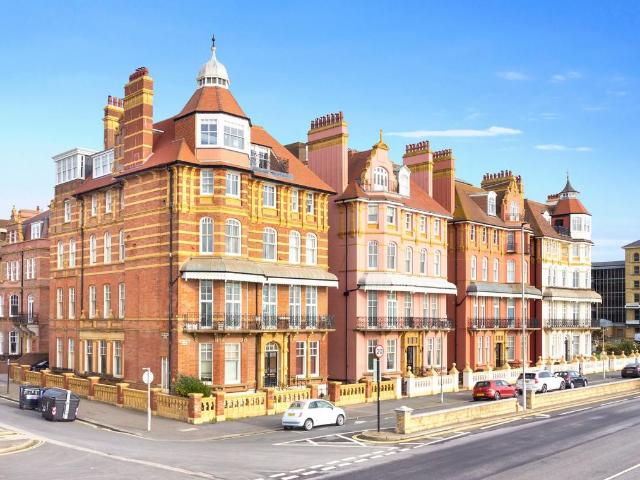 3 bedroom flat for sale