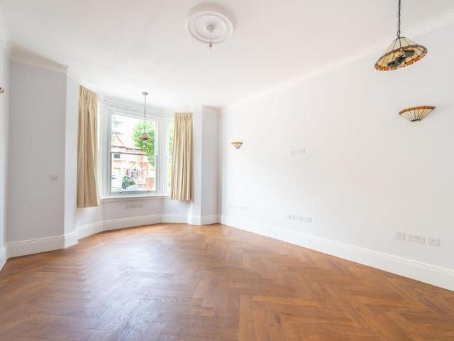 3 bedroom flat for sale