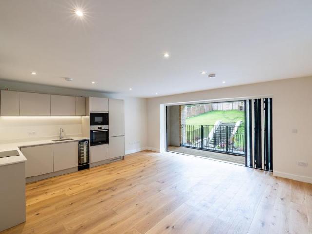 3 bedroom flat for sale