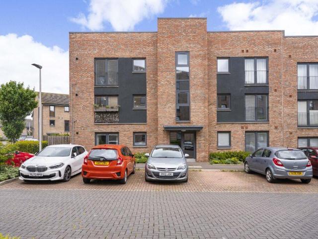 3 bedroom flat for sale