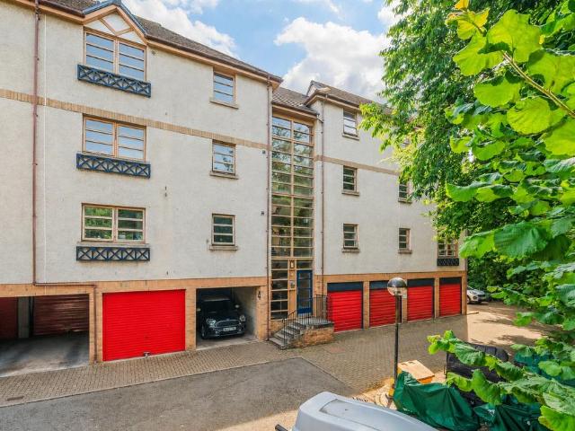 3 bedroom flat for sale