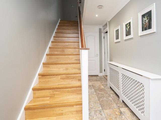 3 bedroom flat for sale