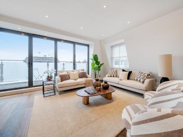 3 bedroom flat for sale