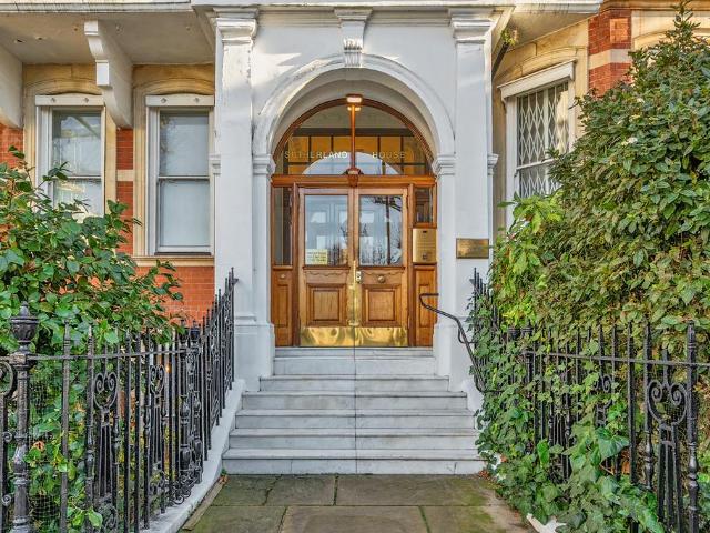 3 bedroom flat for sale