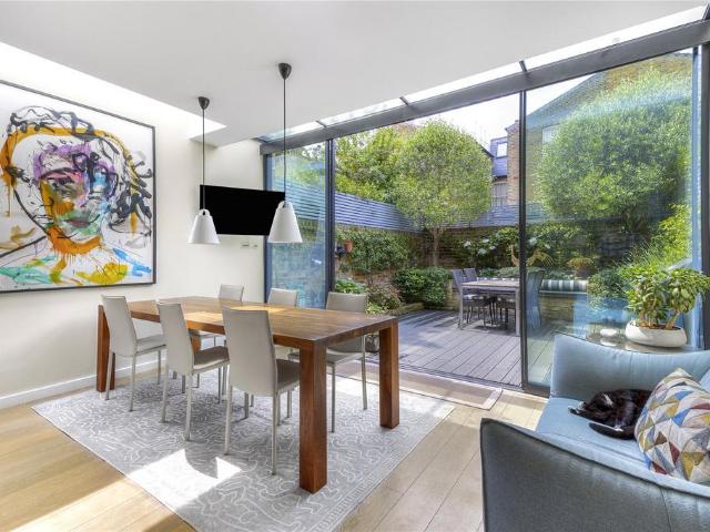 3 bedroom flat for sale