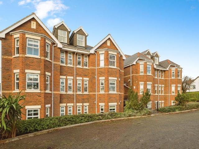 3 bedroom flat for sale