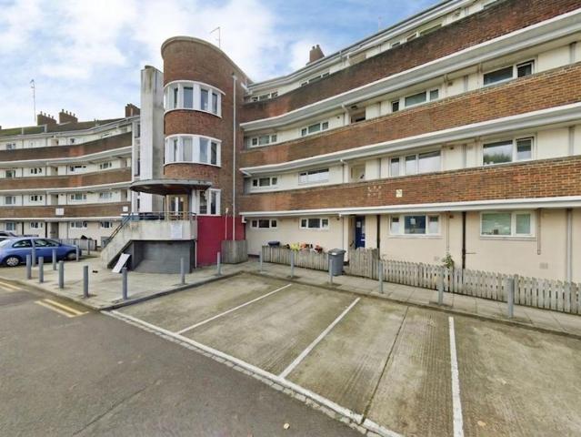3 bedroom flat for sale