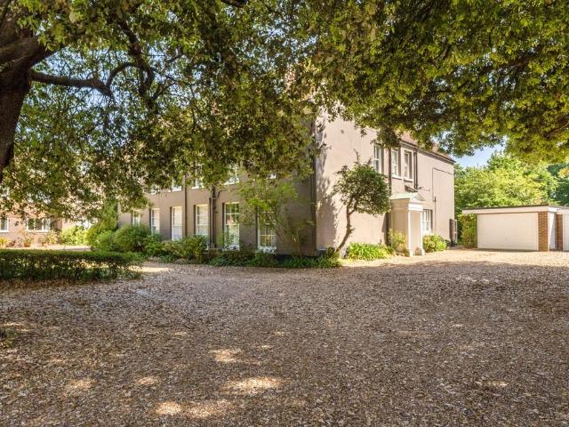 3 bedroom flat for sale
