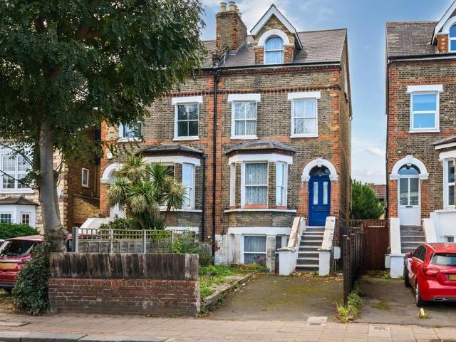 3 bedroom flat for sale