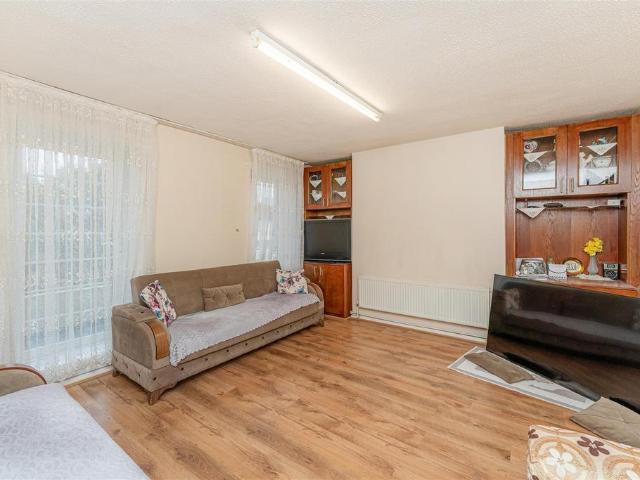3 bedroom flat for sale