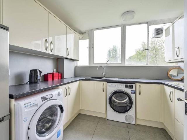 3 bedroom flat for sale