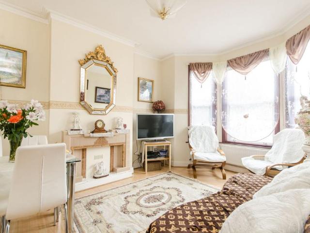3 bedroom flat for sale