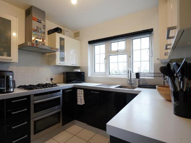 3 bedroom flat for sale