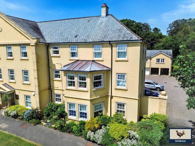 3 bedroom flat for sale
