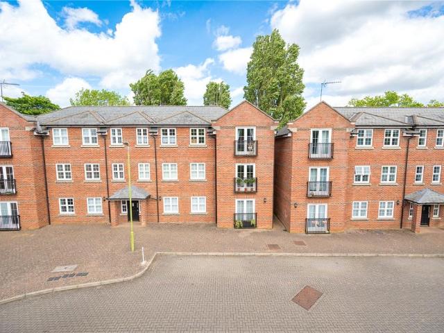 3 bedroom flat for sale