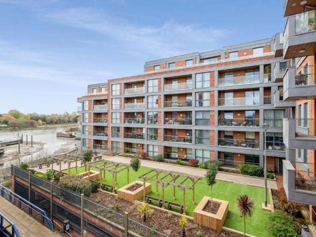 3 bedroom flat for sale