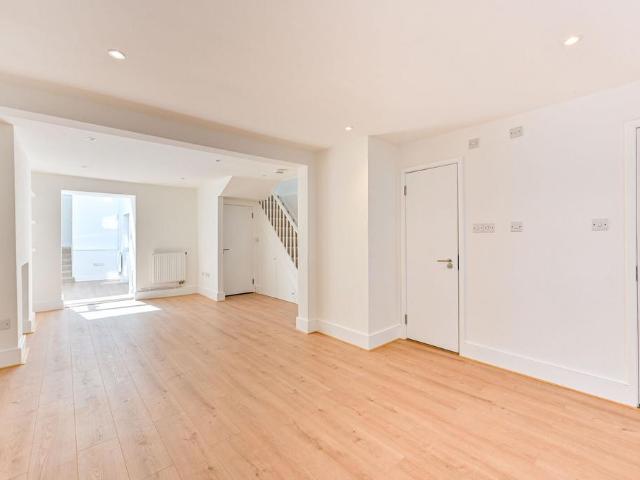 3 bedroom flat for sale