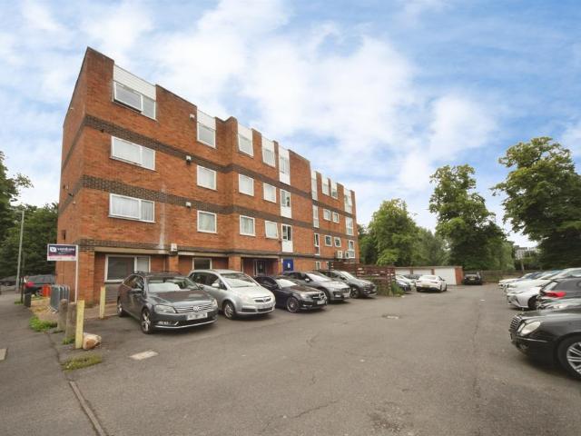 3 bedroom flat for sale