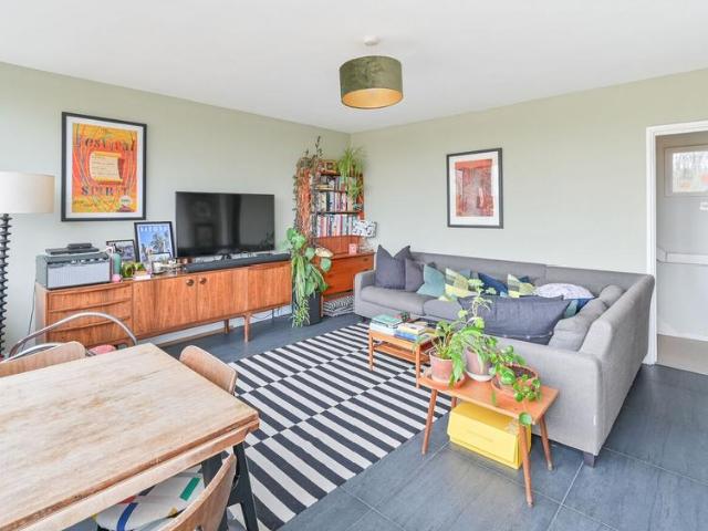3 bedroom flat for sale