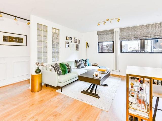 3 bedroom flat for sale