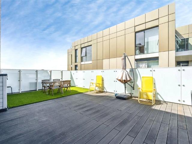 3 bedroom flat for sale