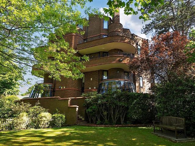 3 bedroom flat for sale