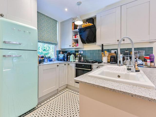 3 bedroom flat for sale