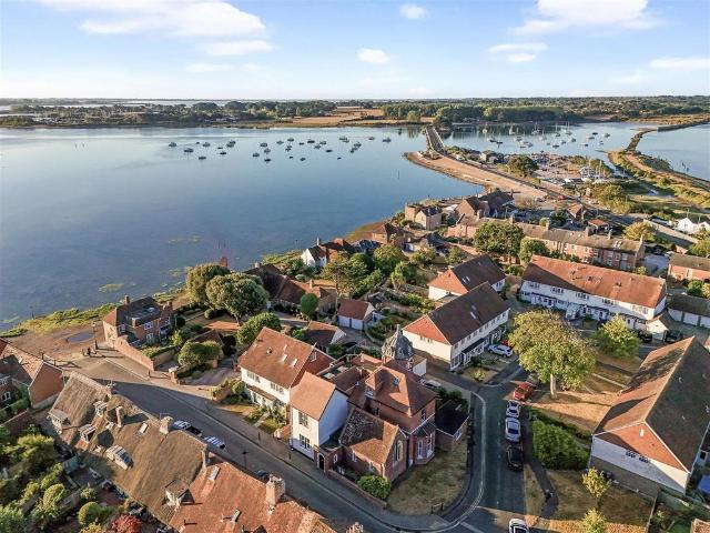 3 bedroom flat for sale