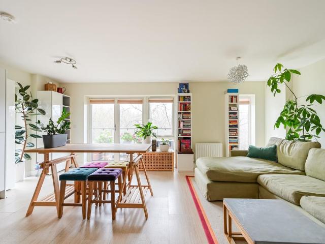 3 bedroom flat for sale
