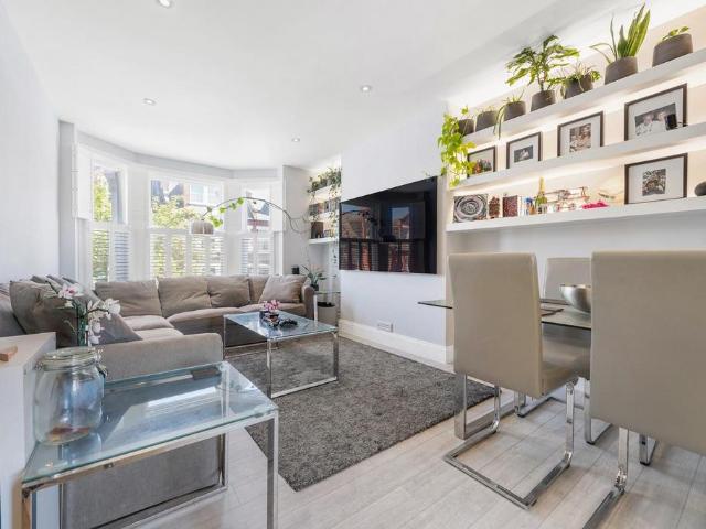 3 bedroom flat for sale