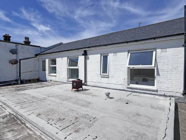 3 bedroom flat for sale