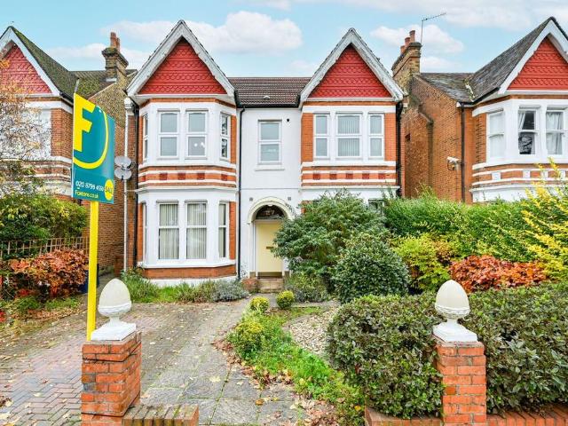 3 bedroom flat for sale